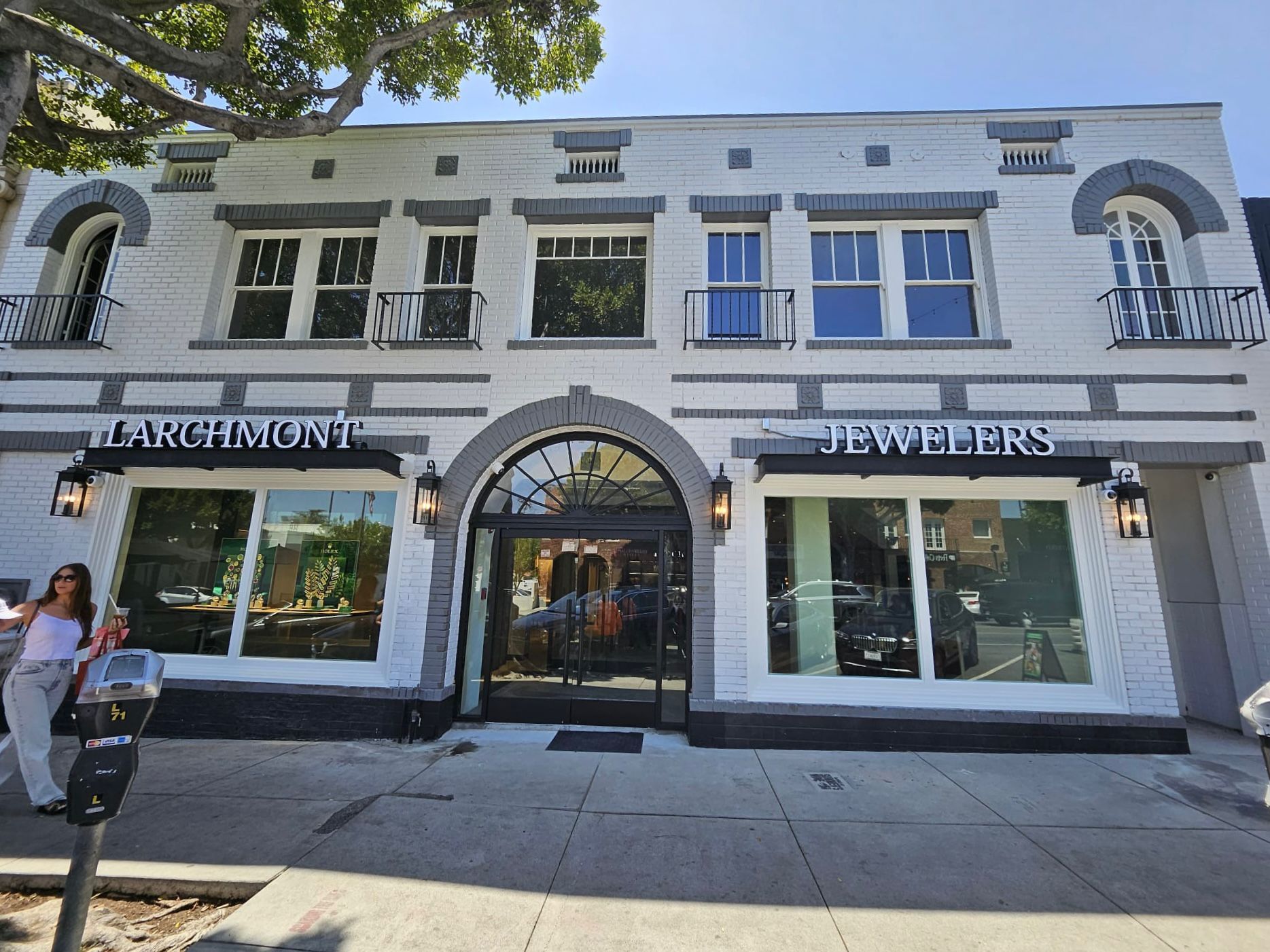 Take a tour of Hing Wa Lee's new Larchmont Jewelers boutique in central ...